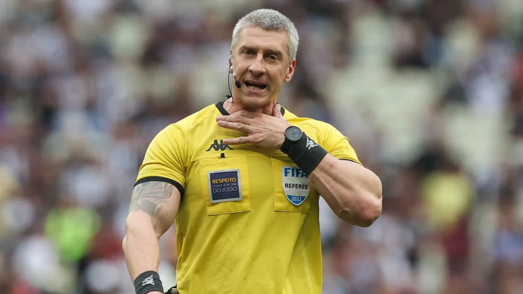 Como você se torna um árbitro da FIFA? Um guia detalhado para começar ...